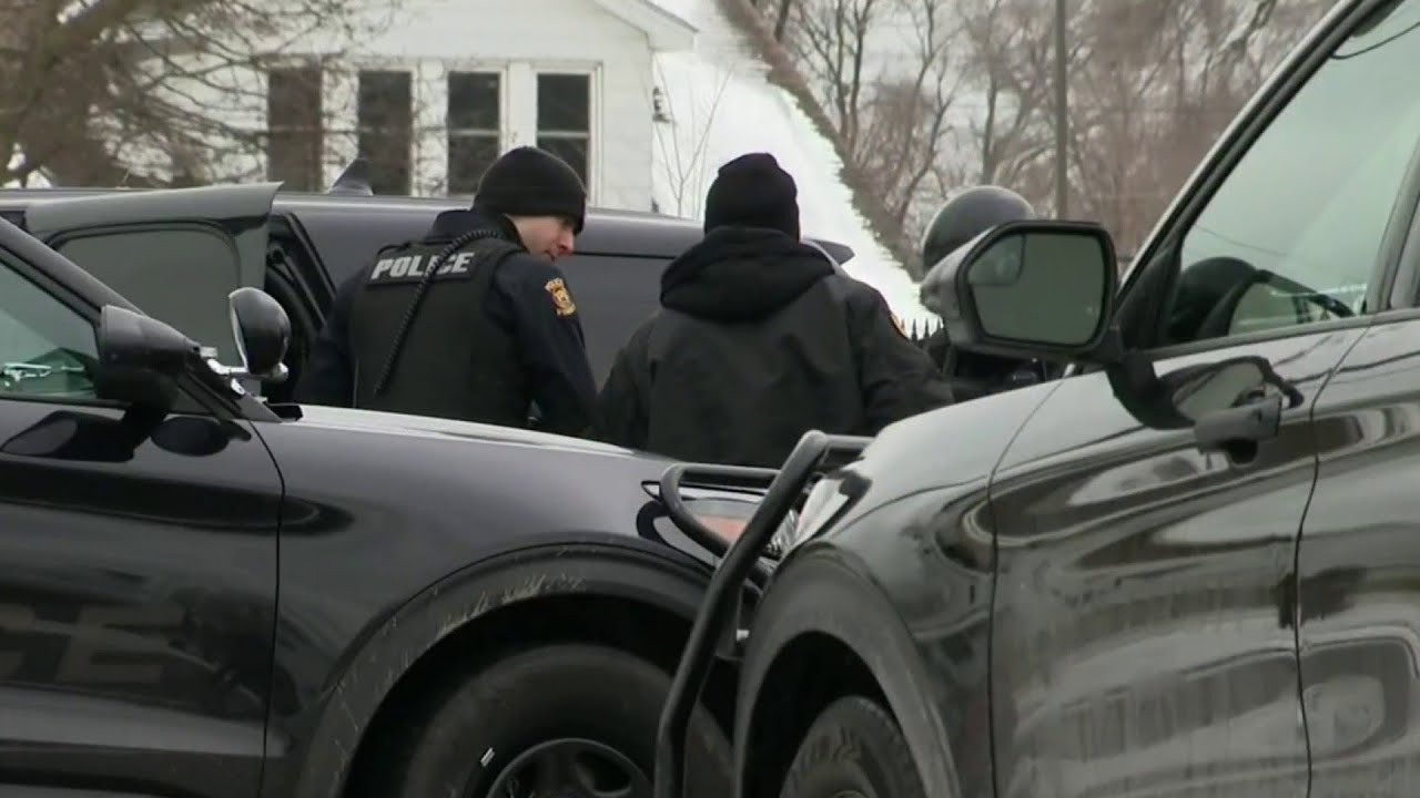 Detroit police arrest suspect after chase, brief standoff - YouTube