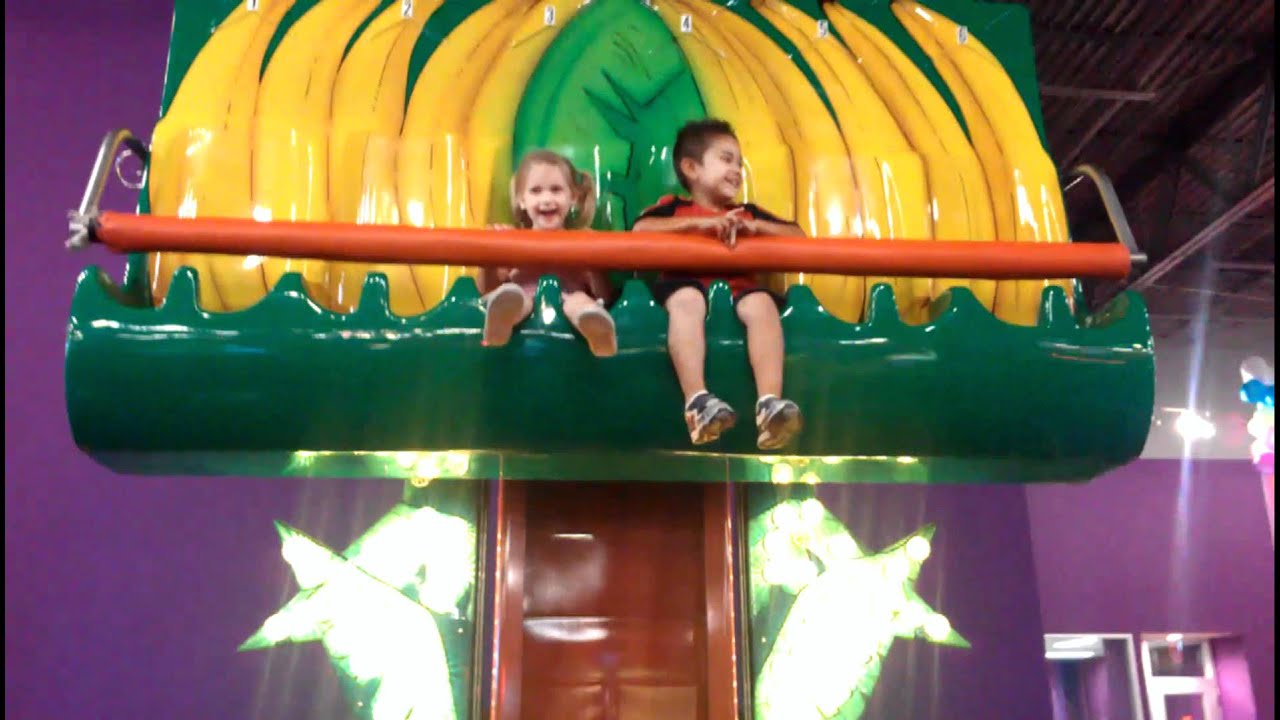 aubrey and emiliano having fun at itz pizza - YouTube