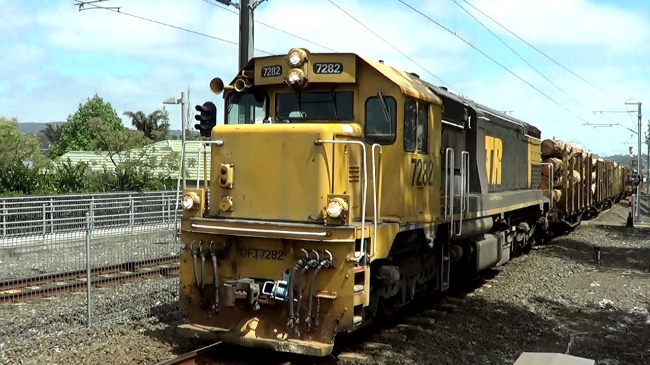 DFT class in Bumble Bee livery Locomotive 7282 on train #125 - YouTube