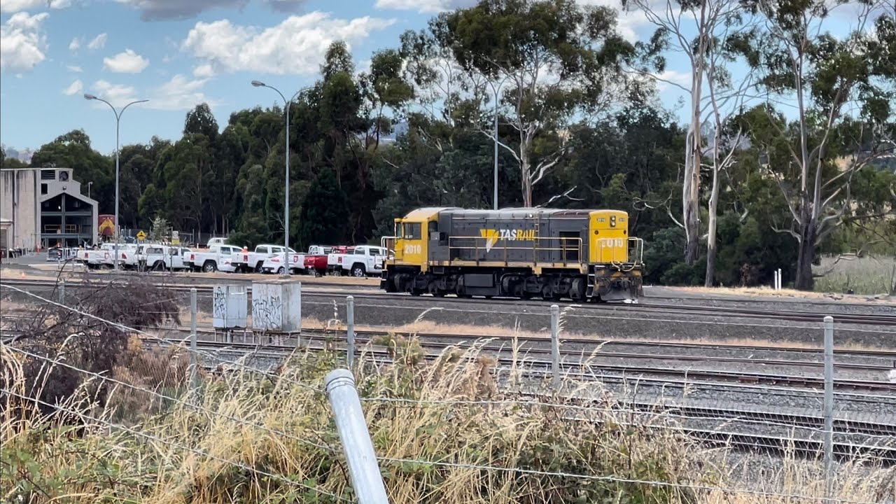 TasRail 2010 moving around in East Tamar Yard - YouTube