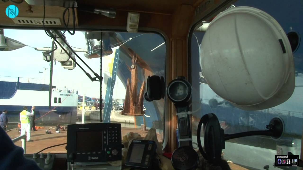 Duwboot Elleon onder de boeg van het autoschip Graceful Leader - YouTube