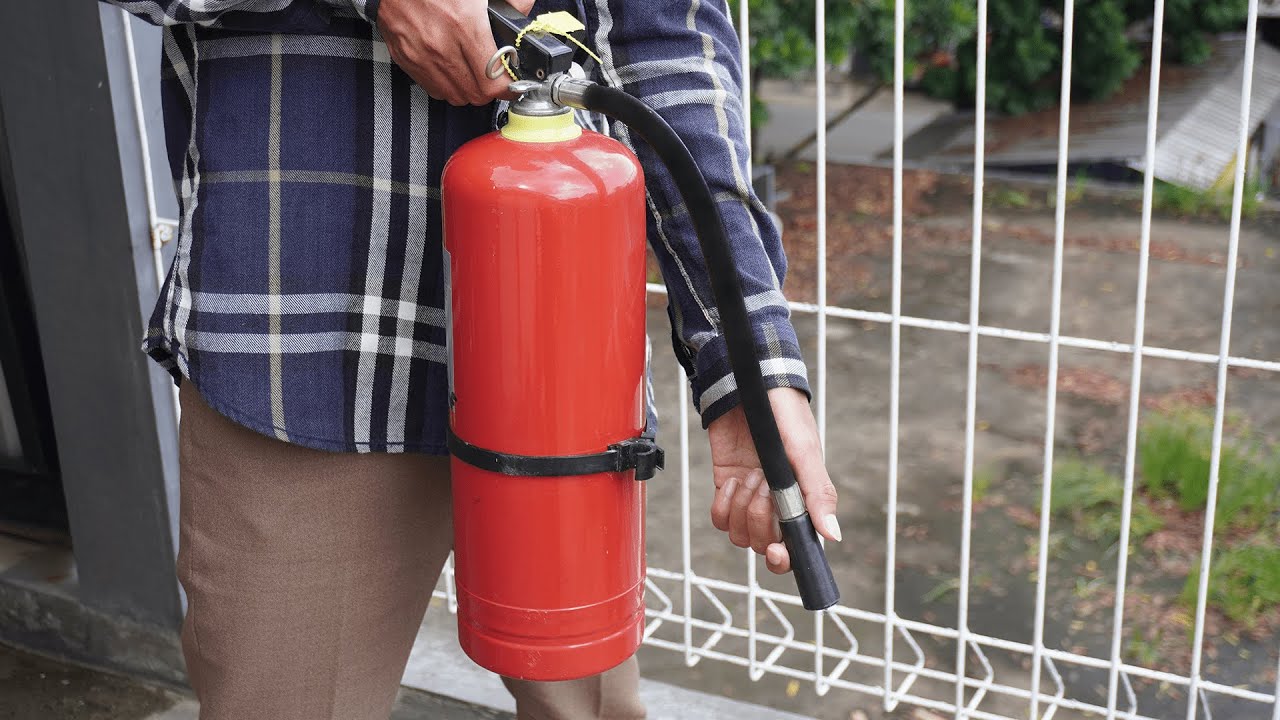 Perawatan APAR Sesuai Permenakertrans dan NFPA 10 - YouTube