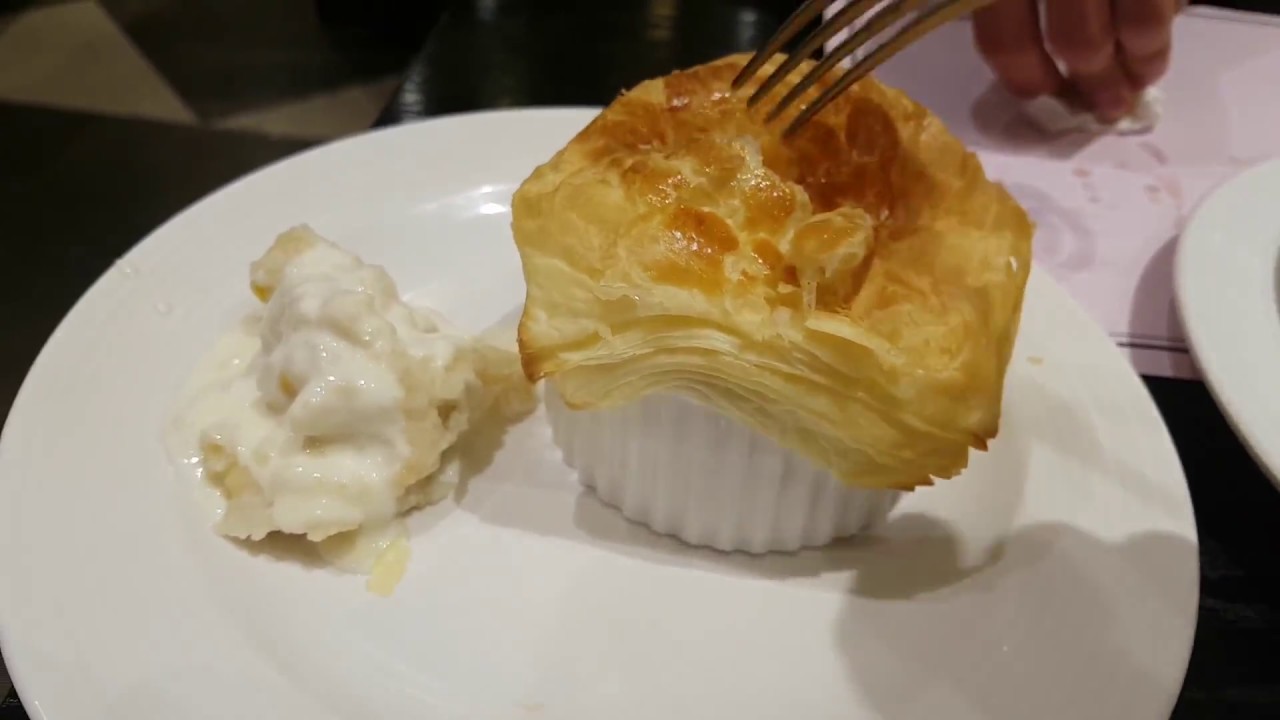clam chowder with puff pastry/ 앙 쿠르트 스프 애슐리 퀸즈 - YouTube