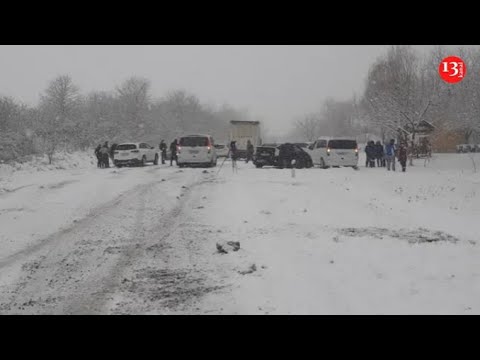 Qarlı yollarda ZƏNCİRVARİ QƏZA: avtomobillər sürüşərək bir-biri ilə toqquşub, yoldan çıxaraq aşıb