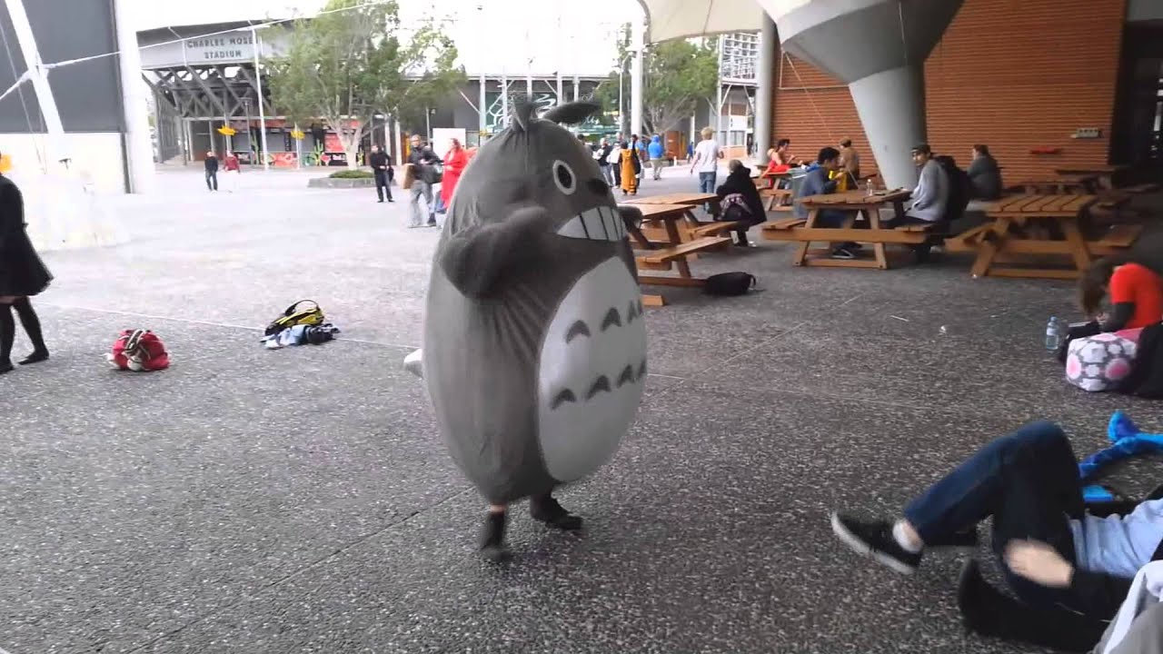 Dancing Totoro - YouTube