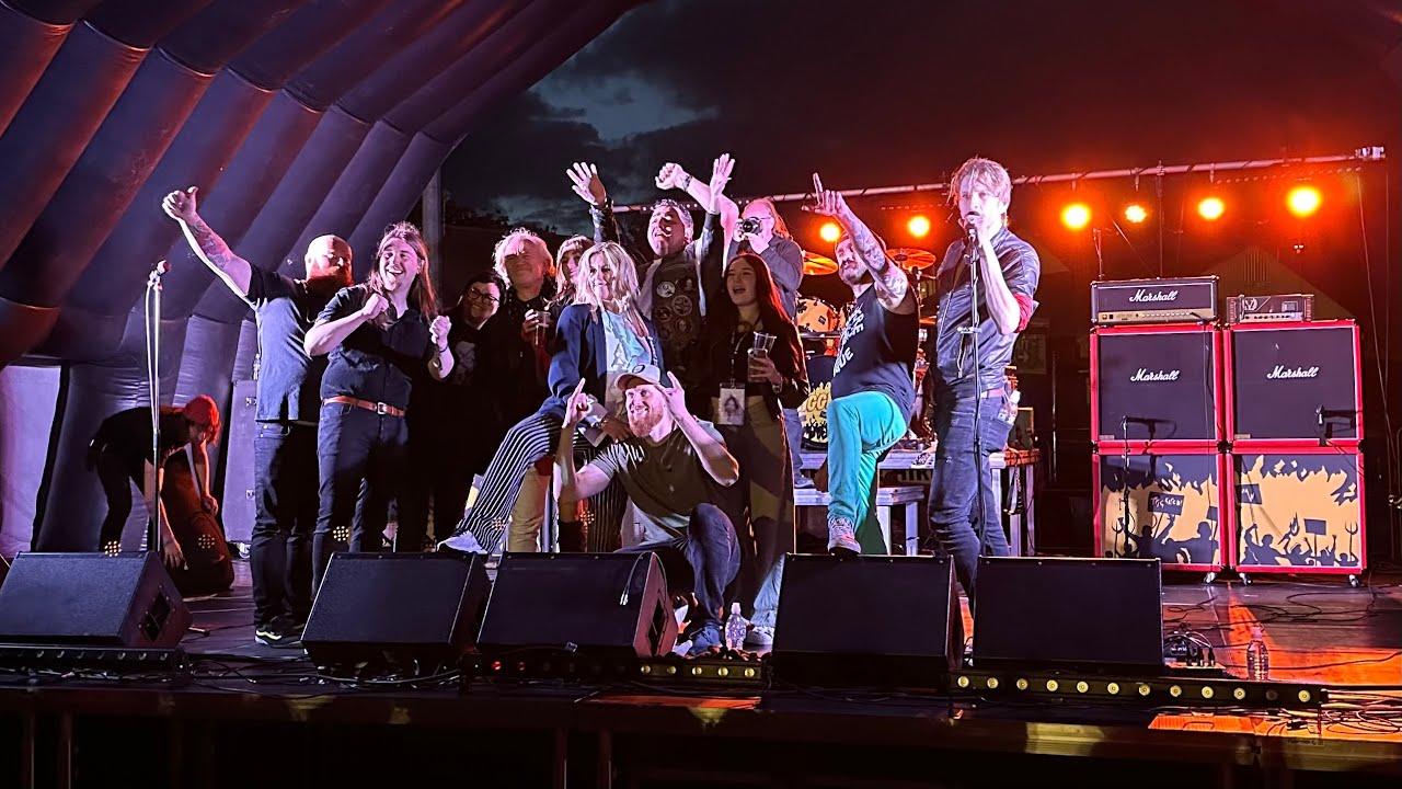 Massive Wagons & Susie Webb at Dave Day Rock You Like A Hurricane - YouTube