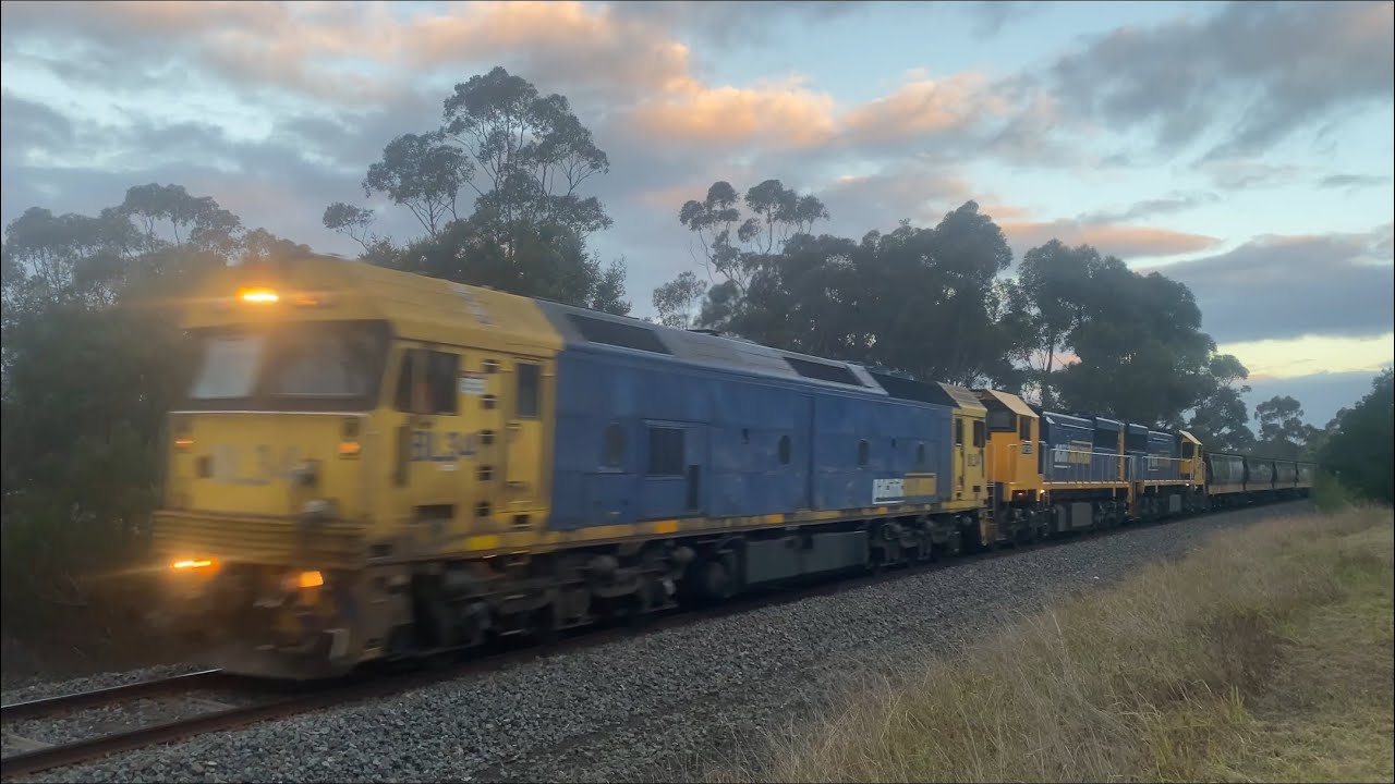 Down 9157 Pacific National grain with BL34 XR550 XR551 from Geelong ...