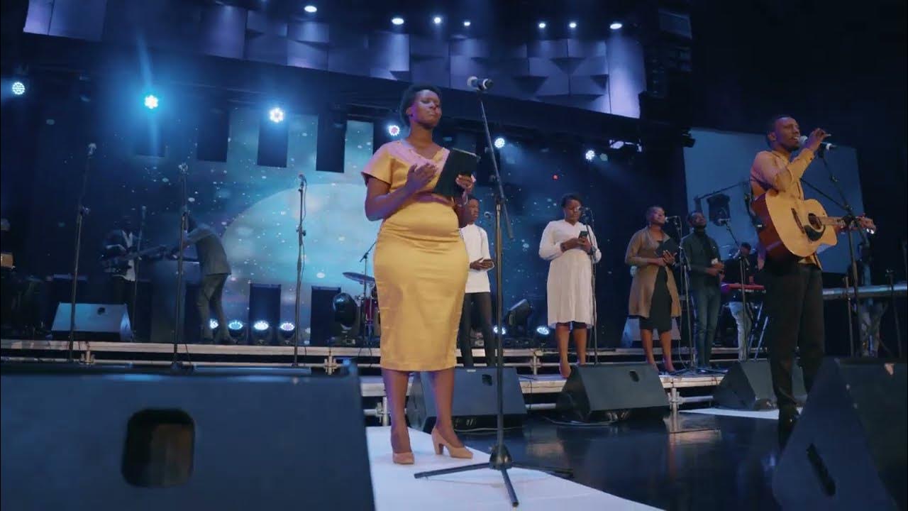 PAPI CLEVER & DORCAS - YESU ARADUHAMAGARA - LIVE AT INTARE ARENA - YouTube