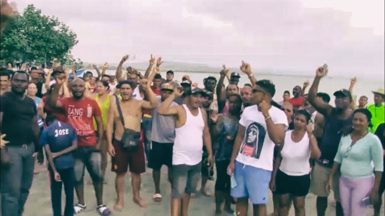 Más de 600 emigrantes cubanos están varados en Colombia - YouTube