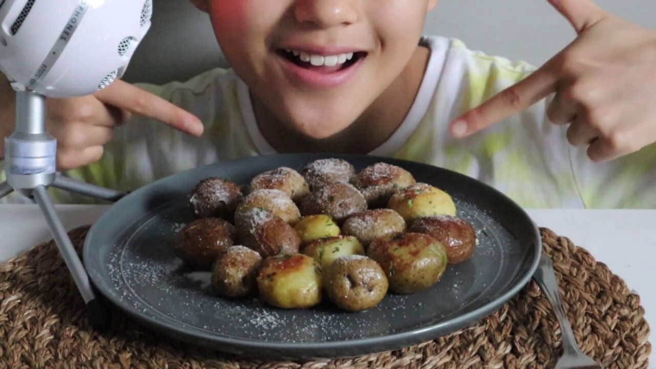 Mukbangasmr Eating Seasoned Potatoes Koreanmlunch Youtube