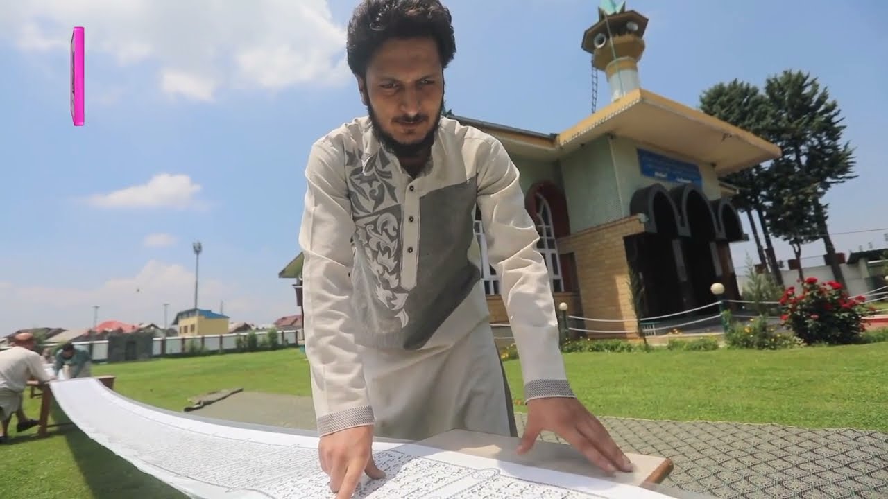 Meet This Kashmiri Calligrapher Who Wrote Quran On 500 Metre Scroll meet-this-kashmiri-calligrapher-who-wrote-quran-on-500-metre-scroll