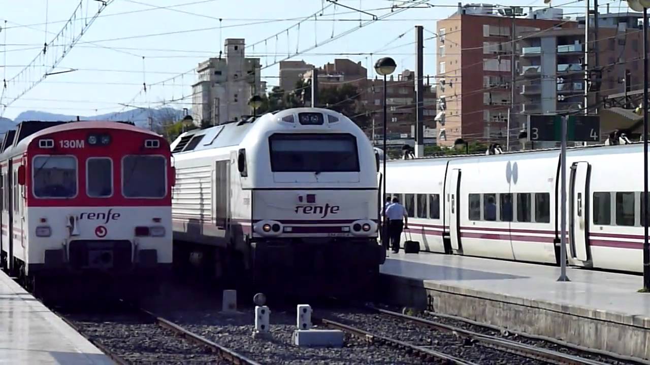 1080p HD Renfe, Alacante, Vossloh diesellocomotive class 334 shifting ...
