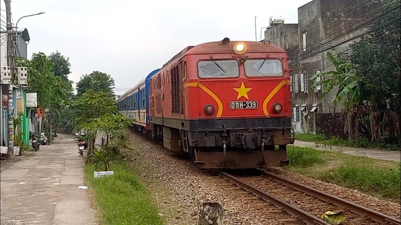 Đầu máy D11H-339 kéo tàu HĐ4 ( 14h58 - 1/1/2025 ) - YouTube
