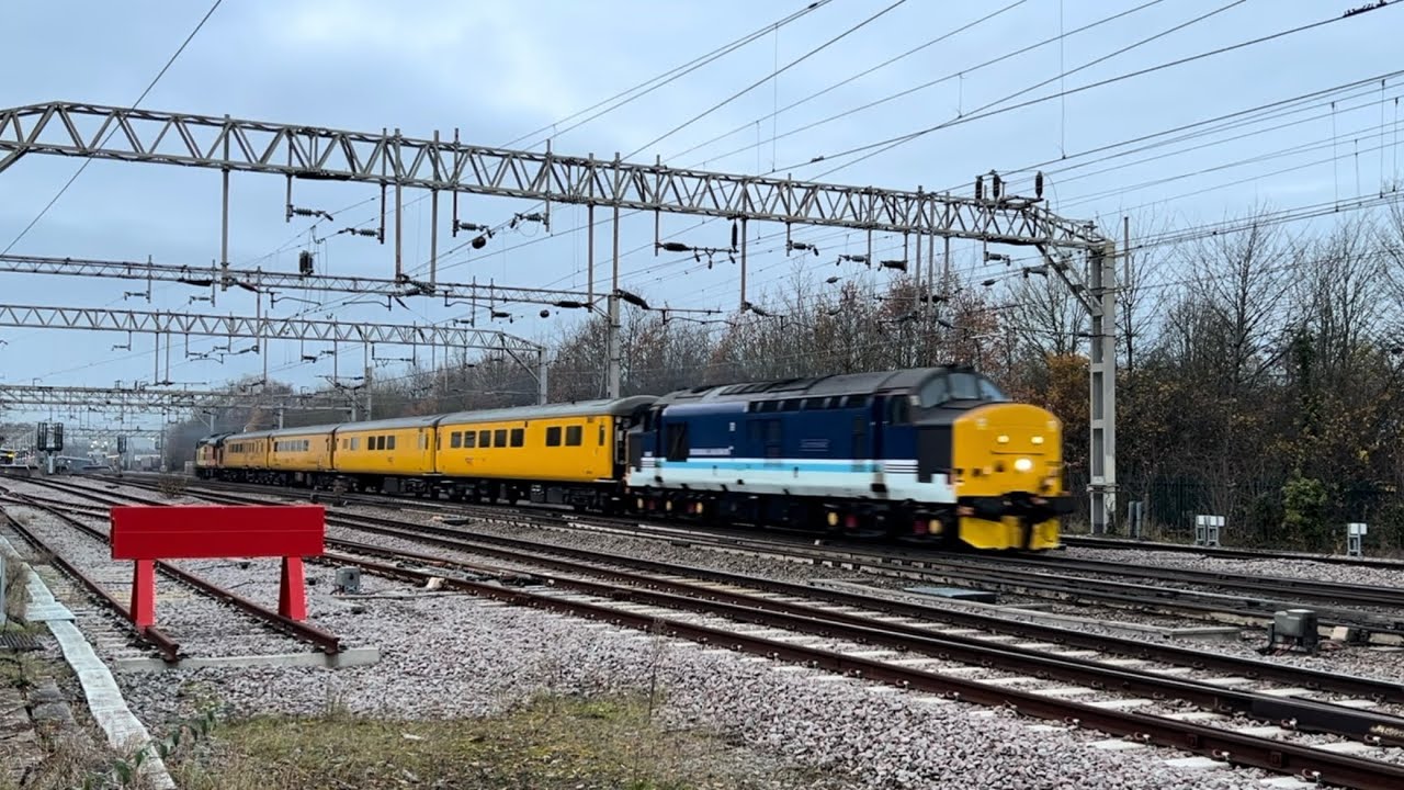 HN Rail 37425 storms north past Mason Road with 1Q97 - YouTube