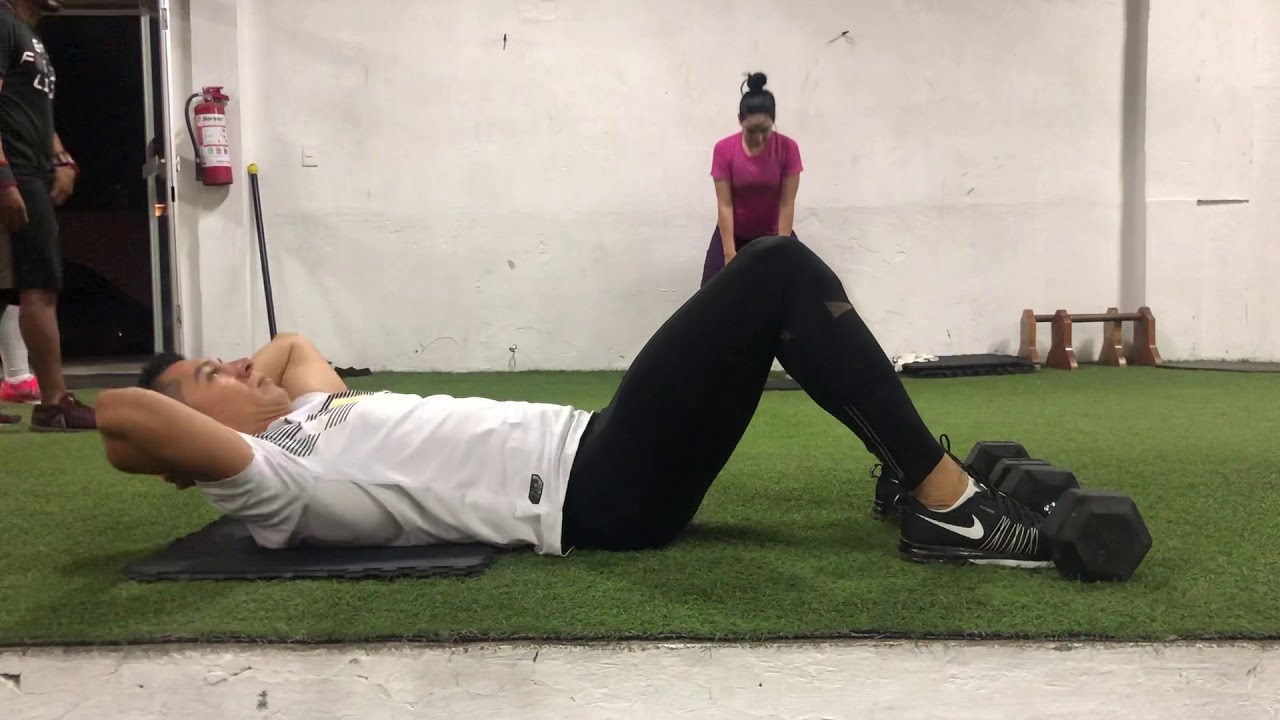 Crunch pausado con mancuernas como apoyo - YouTube