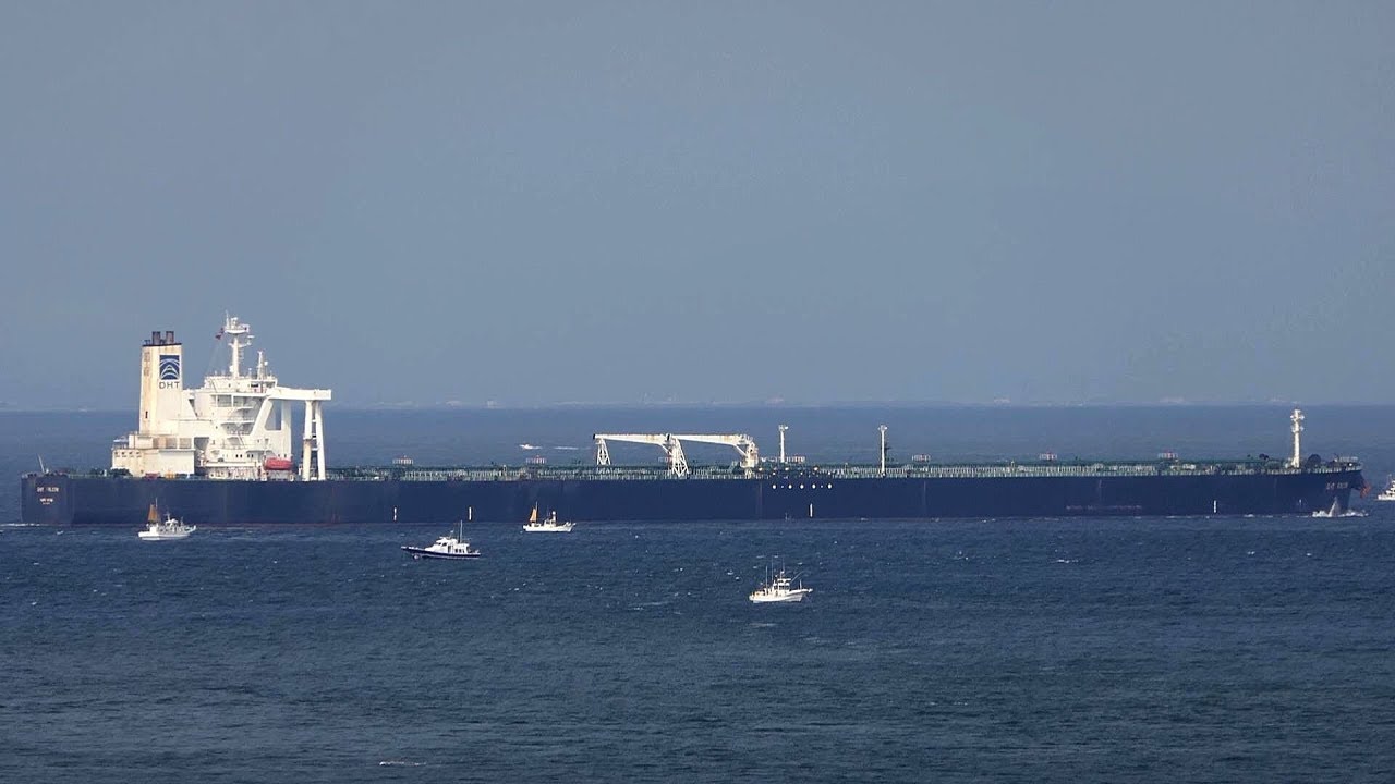 Crude Oil Tanker “DHT FALCON” Irago Strait - YouTube