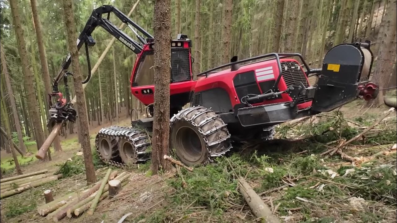 Harvestor v prudkém kopci na navijáku - Komatsu 931 - YouTube