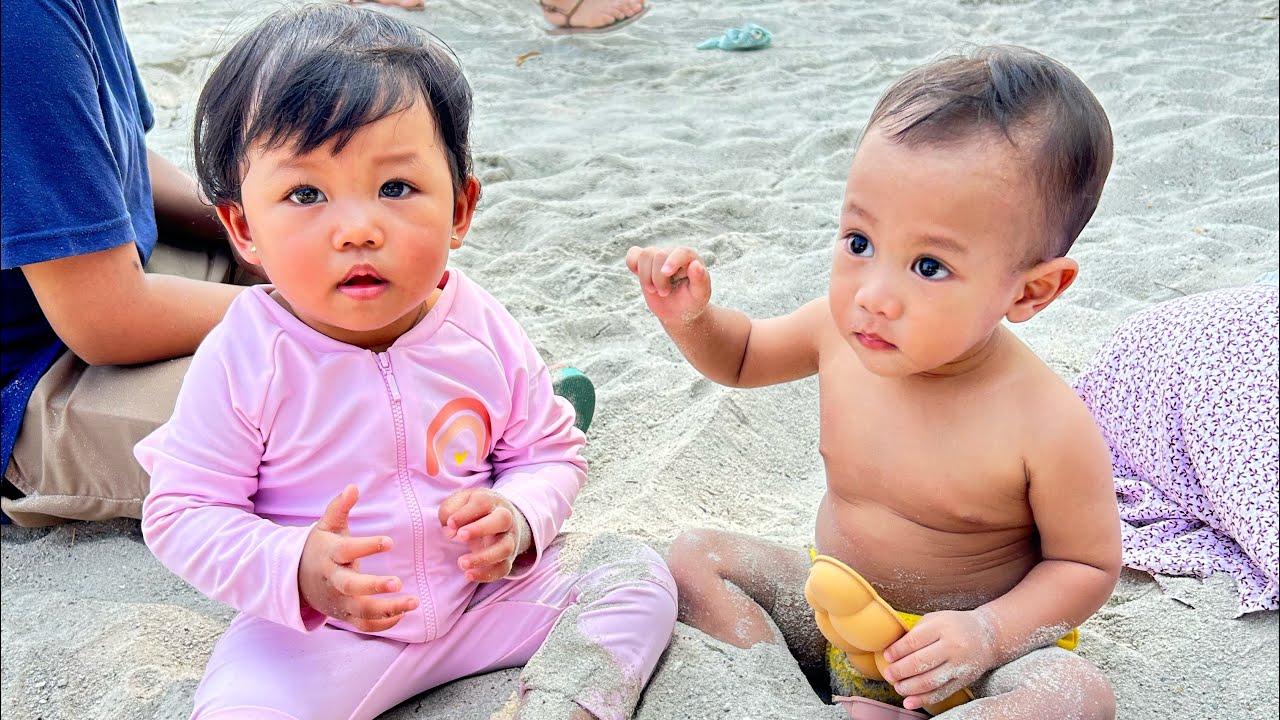 Bayi bayi main ke Walking Drums Ancol, yang bingung anak nya main pasir ...