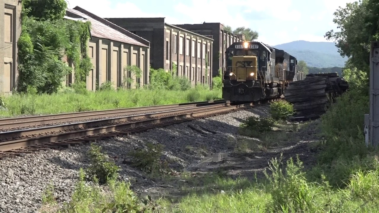 CSX #8387 & 3323: Kingston local running around its train @ New Windsor ...