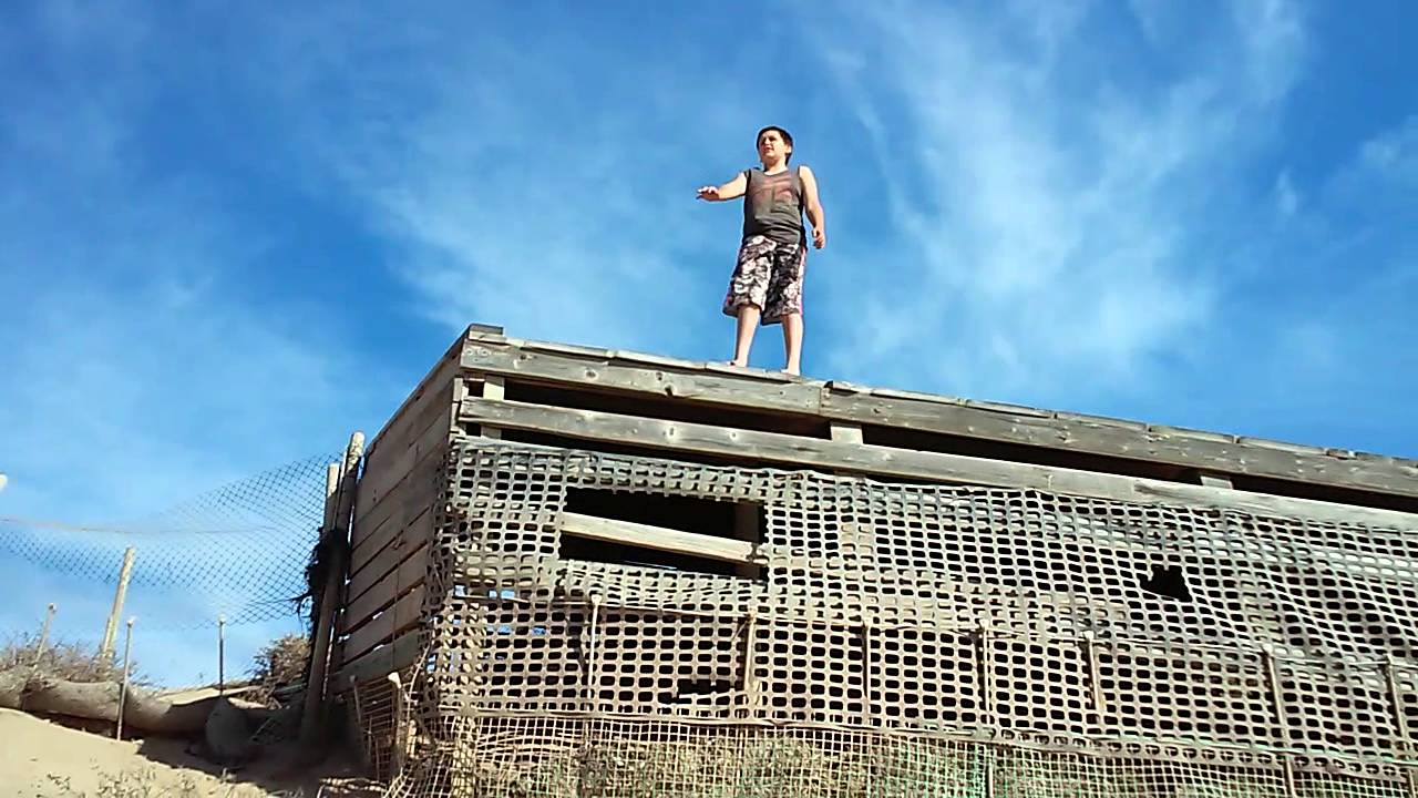 Parkour Fail-Face Full of Pokey Plants - YouTube