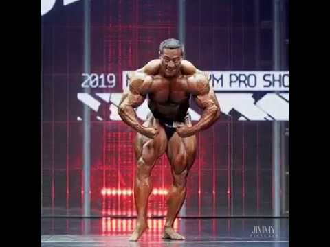Lee Seung Chul posing