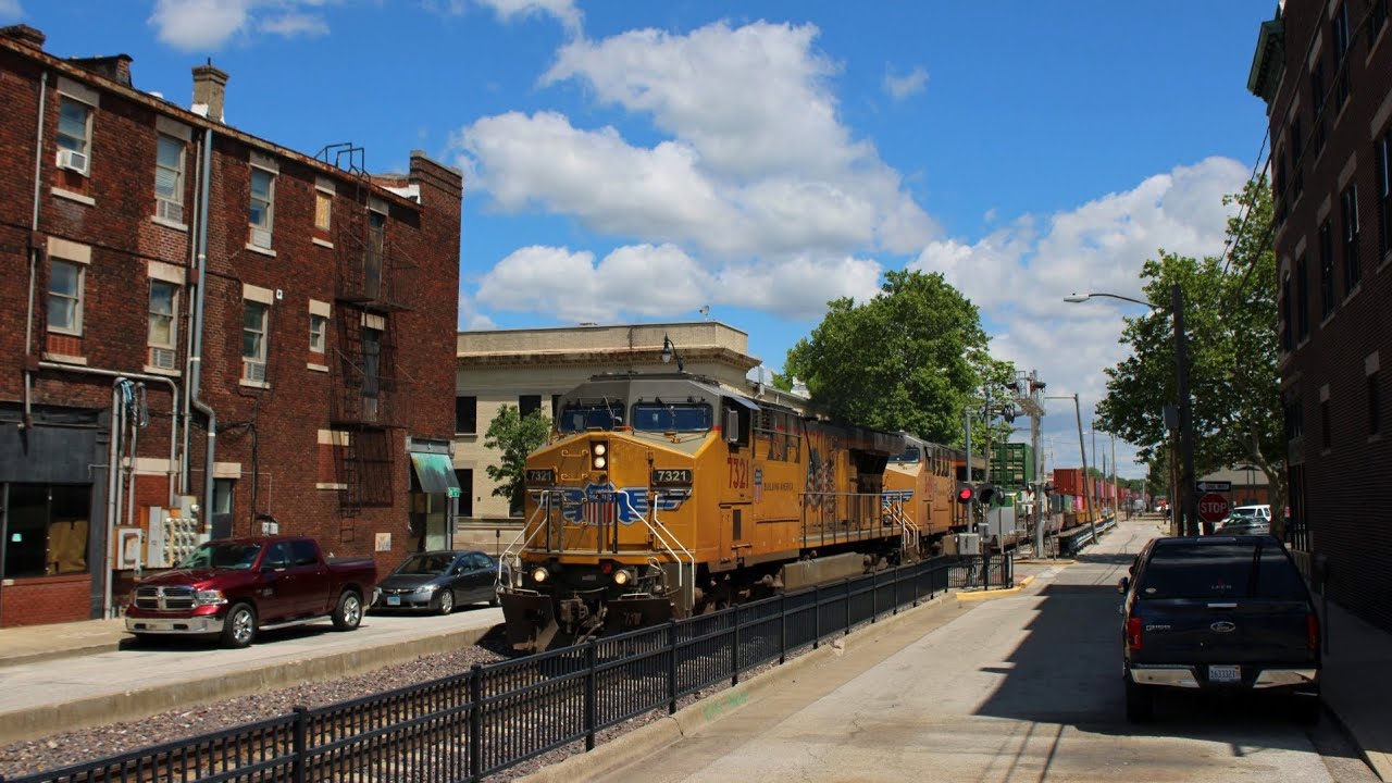 UP IG4SIB Rolls Through Downtown Springfield, IL + Extras - YouTube
