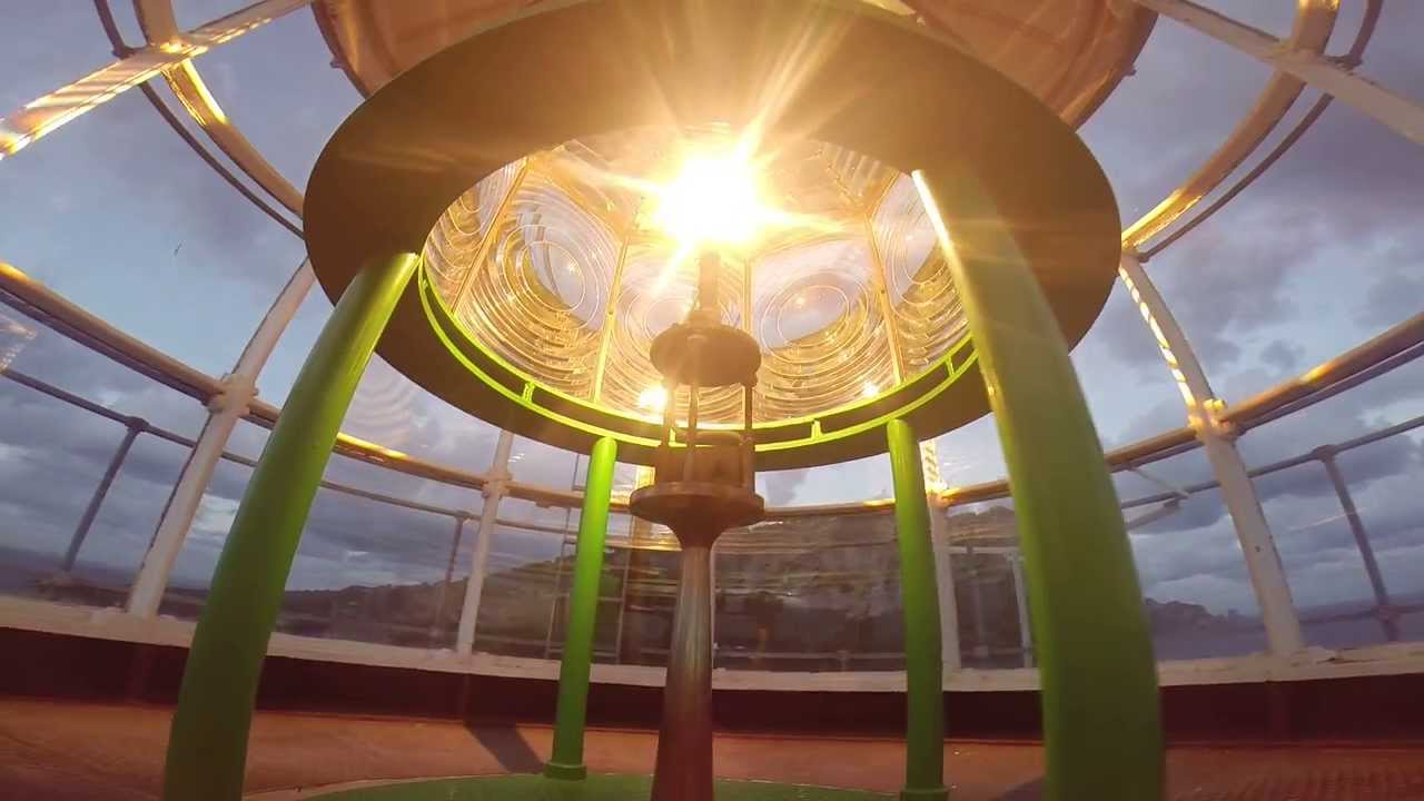 Tra la luce del faro..... - YouTube