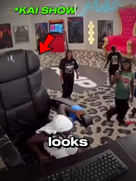 Kai cenat's Giant chair can FIT the whole amp squad 😭 - YouTube