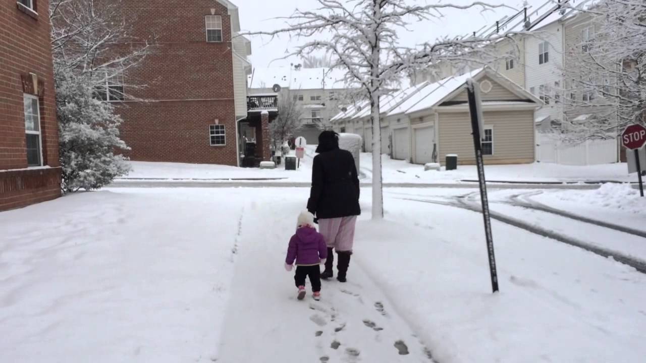 Riva's first snow, Dec, 2013 - YouTube