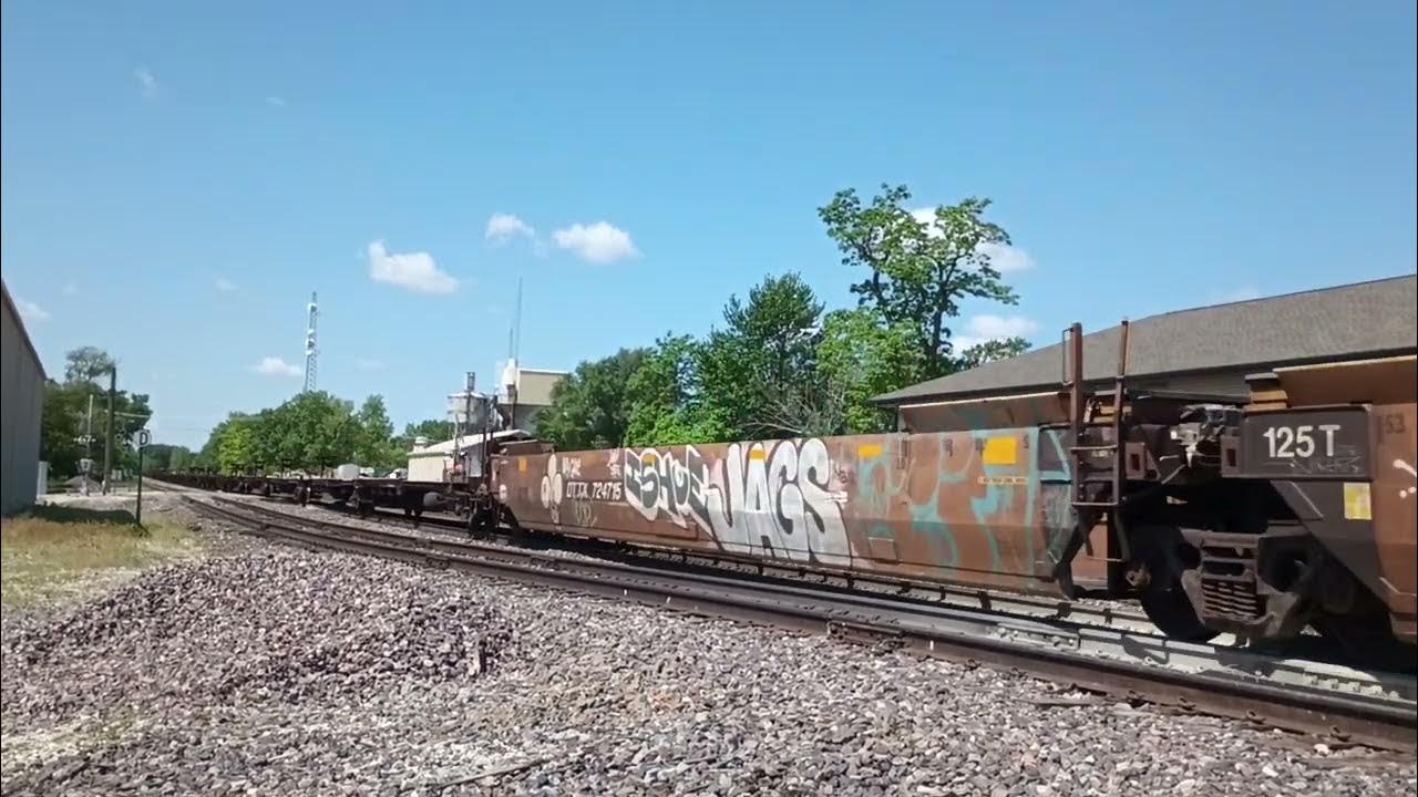 Solo Unit BNSF 6509 leads a long Baretable - YouTube