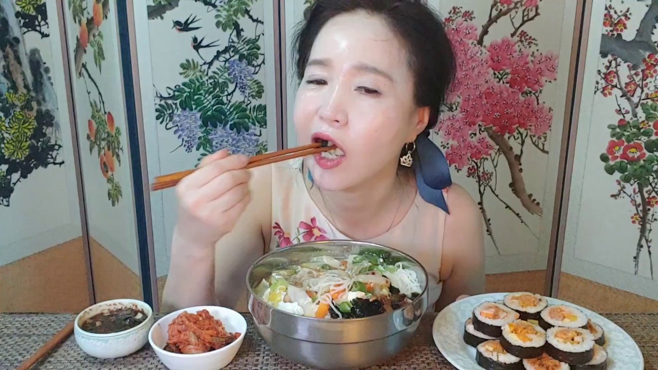 Marie mukbang 4 Kimbab n Janchi noodle 紫菜包饭和宴会面 吃播 - YouTube