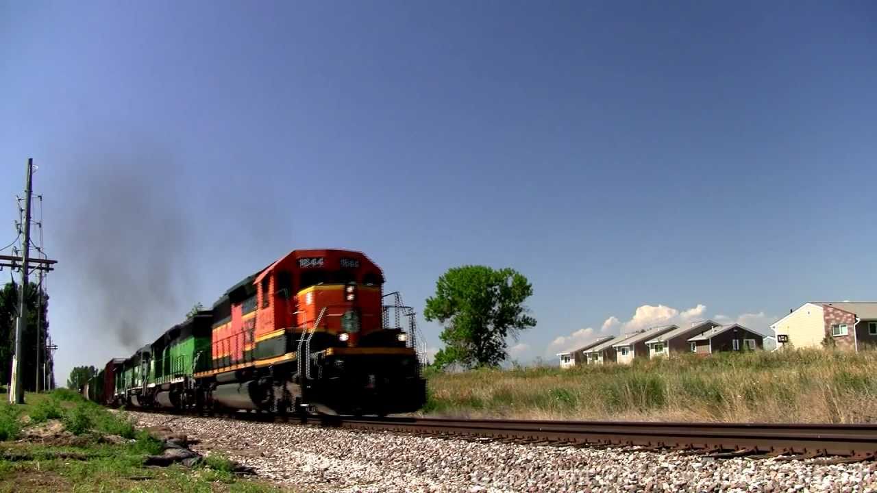 BNSF 5852 North & BNSF 1844 North - Music To My Ears! - YouTube