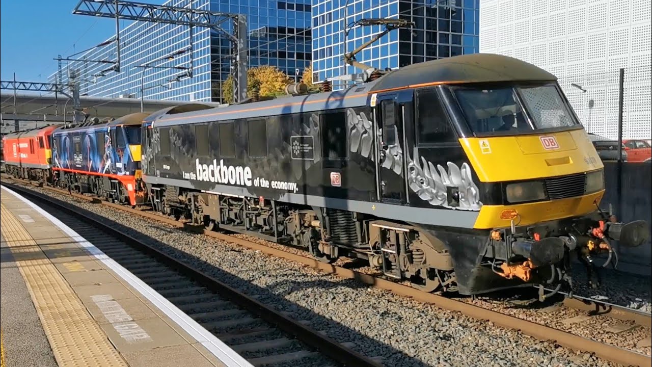 DB Cargo Class 90s 90039, 90021 & Class 92 92015 Pass MKC on Southbound ...