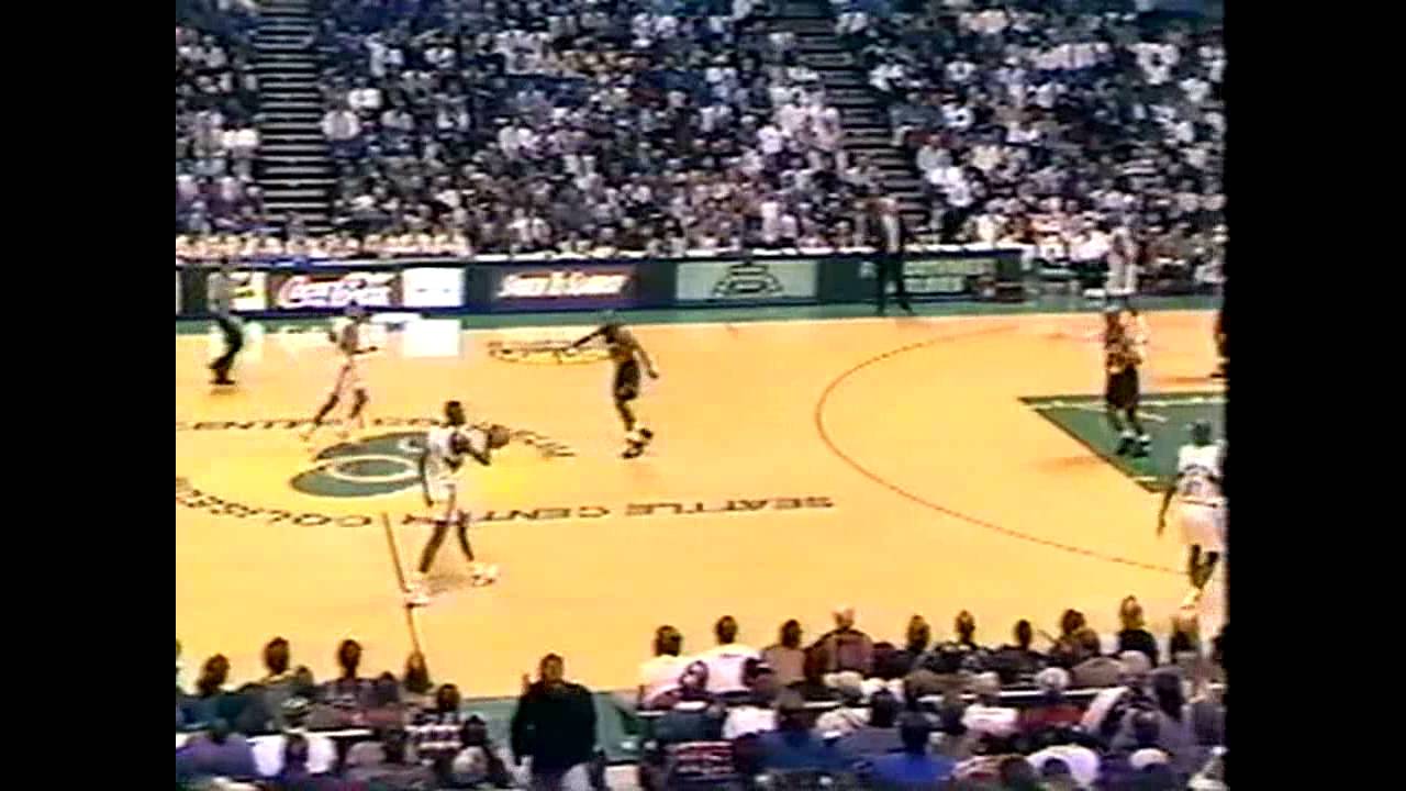Charles Barkley with the Steal and Tomahawk jam (1/12/93) - YouTube