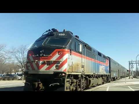 Metra Engine #198 is leaving the Oak Lawn Patriot Metra Station in Oak ...