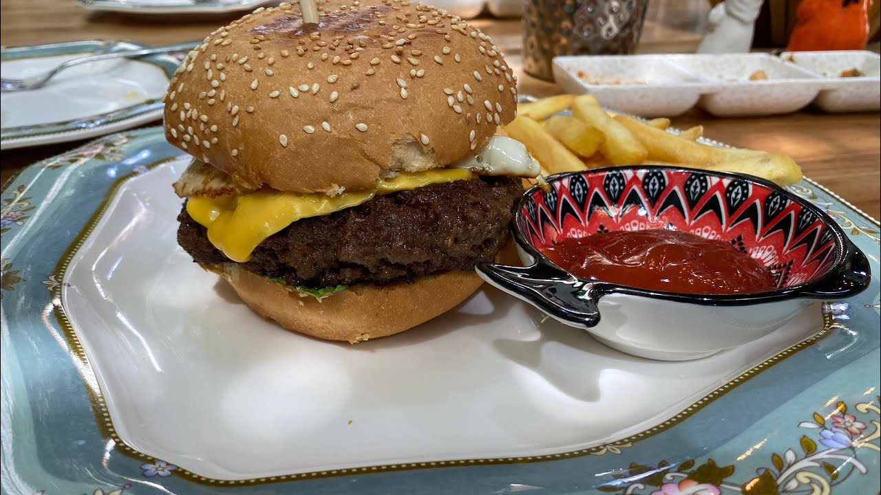 Camel burger at LOCAL HOUSE RESTAURANT in Dubai - YouTube