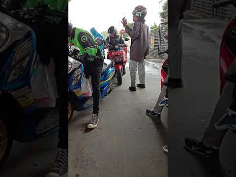 Opa Ambon Penyemangat saat Hujan