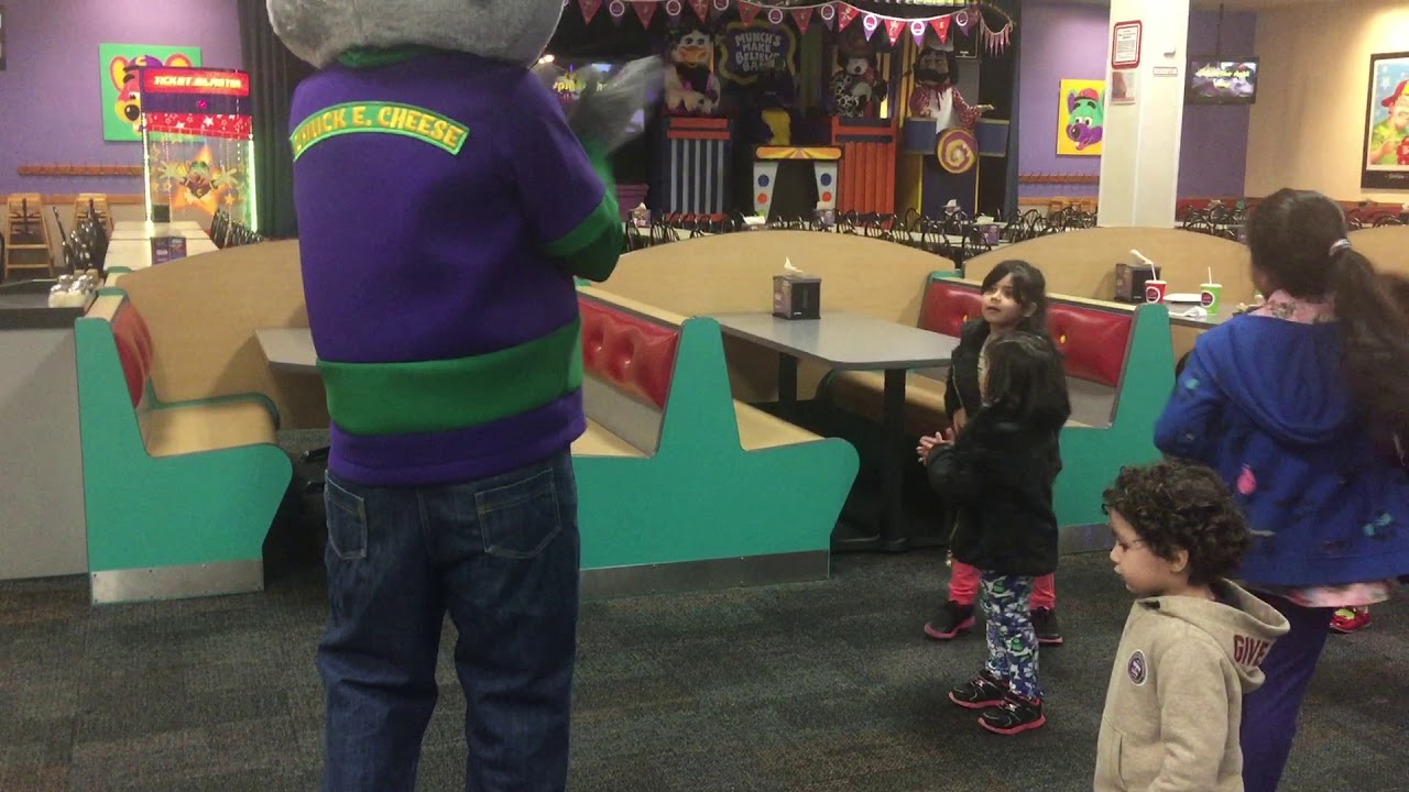 Chuck E. Cheese dance! - YouTube