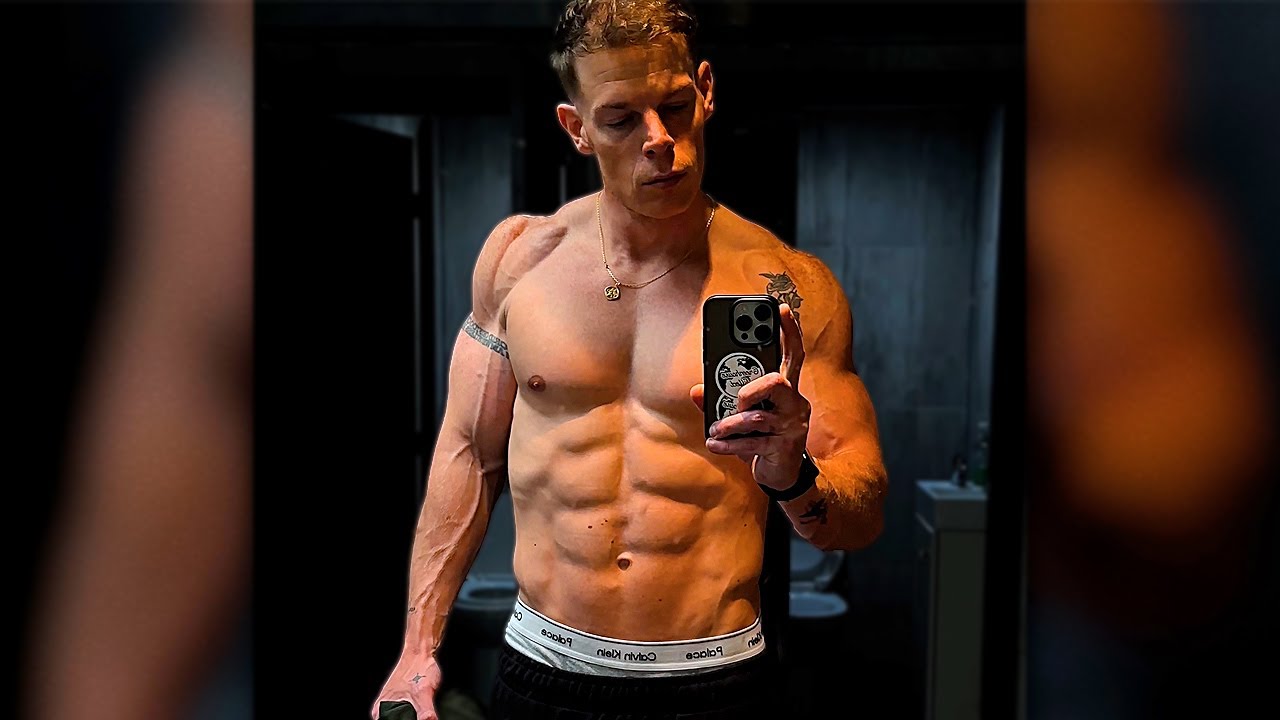 Training at THE MUSCLE UNIT Gym with Azeezthebeast - YouTube