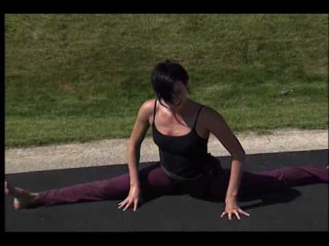 www.celebstretch.ru CharlizeTheron doing the Split