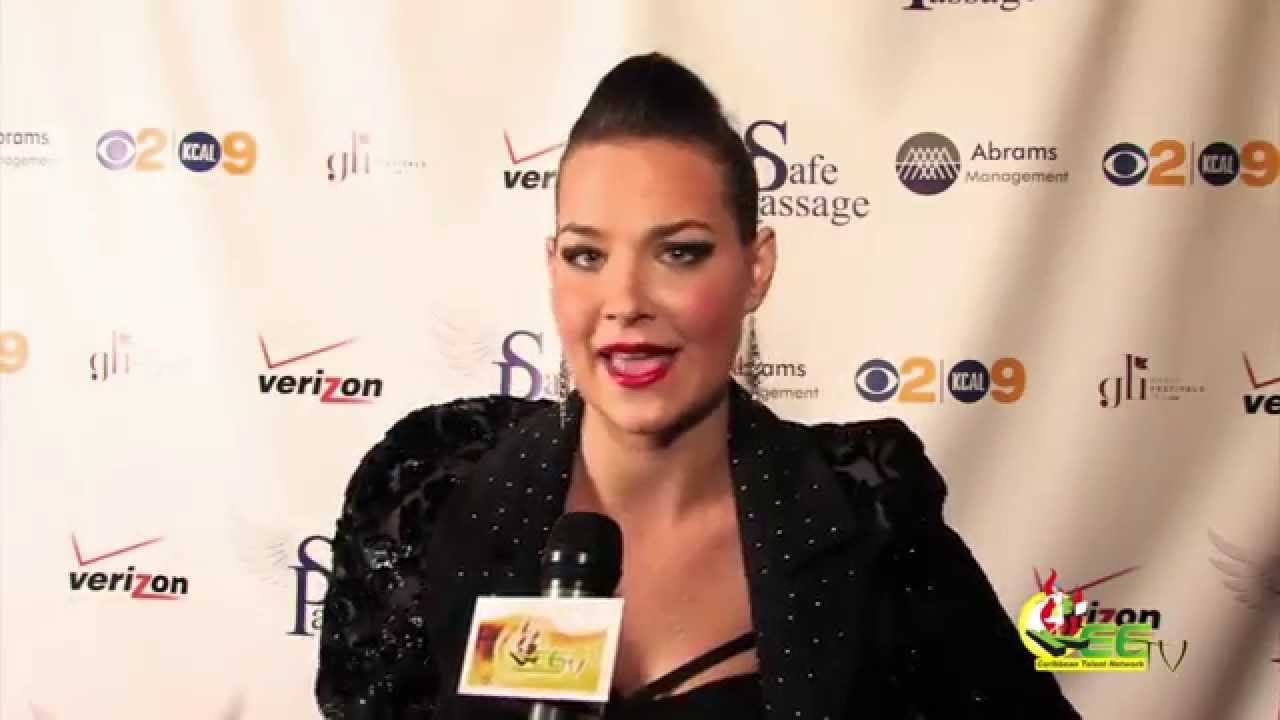 Heart Hays - Singer / Songwriter @ Safe Passage Gala - YouTube