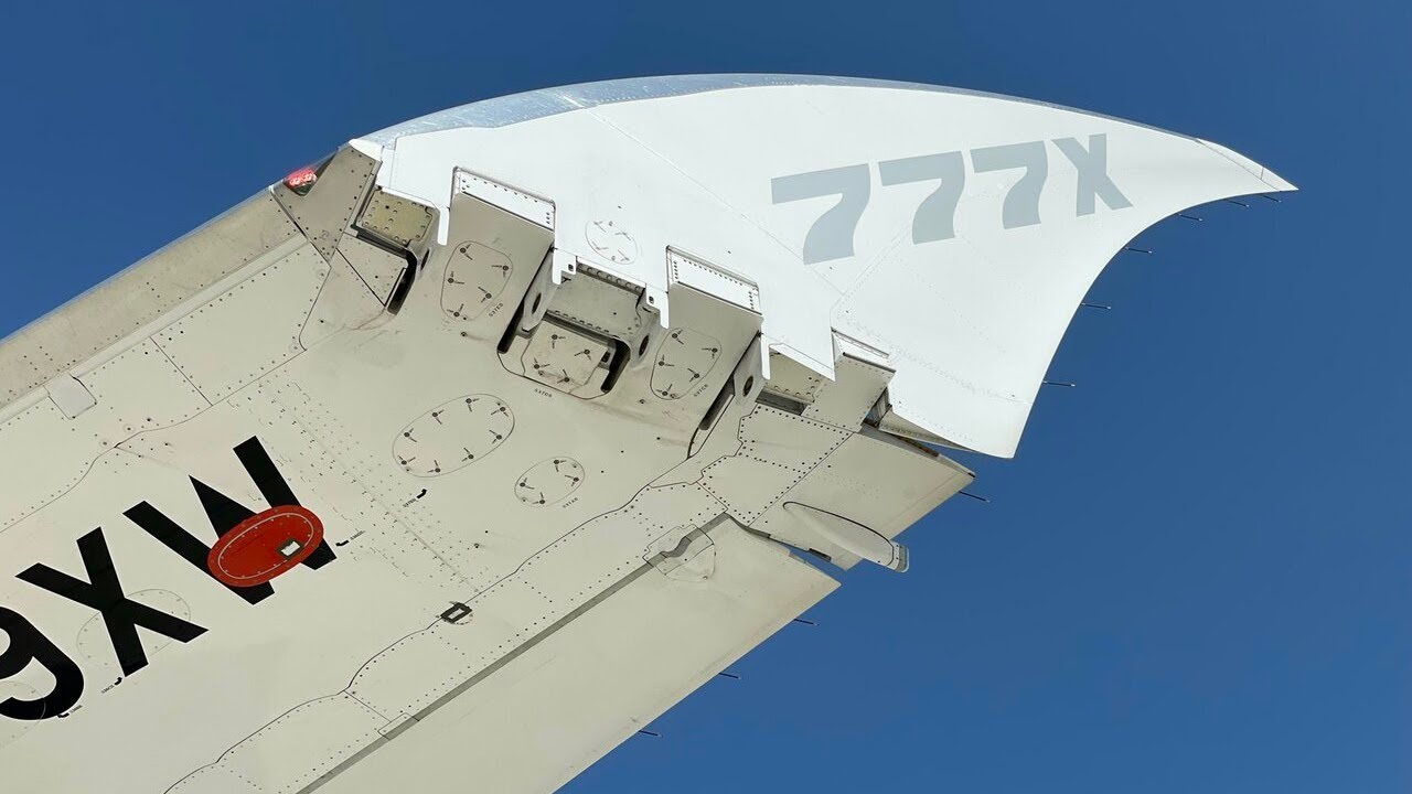 Qatar Airways welcomes the 777X to Doha - YouTube