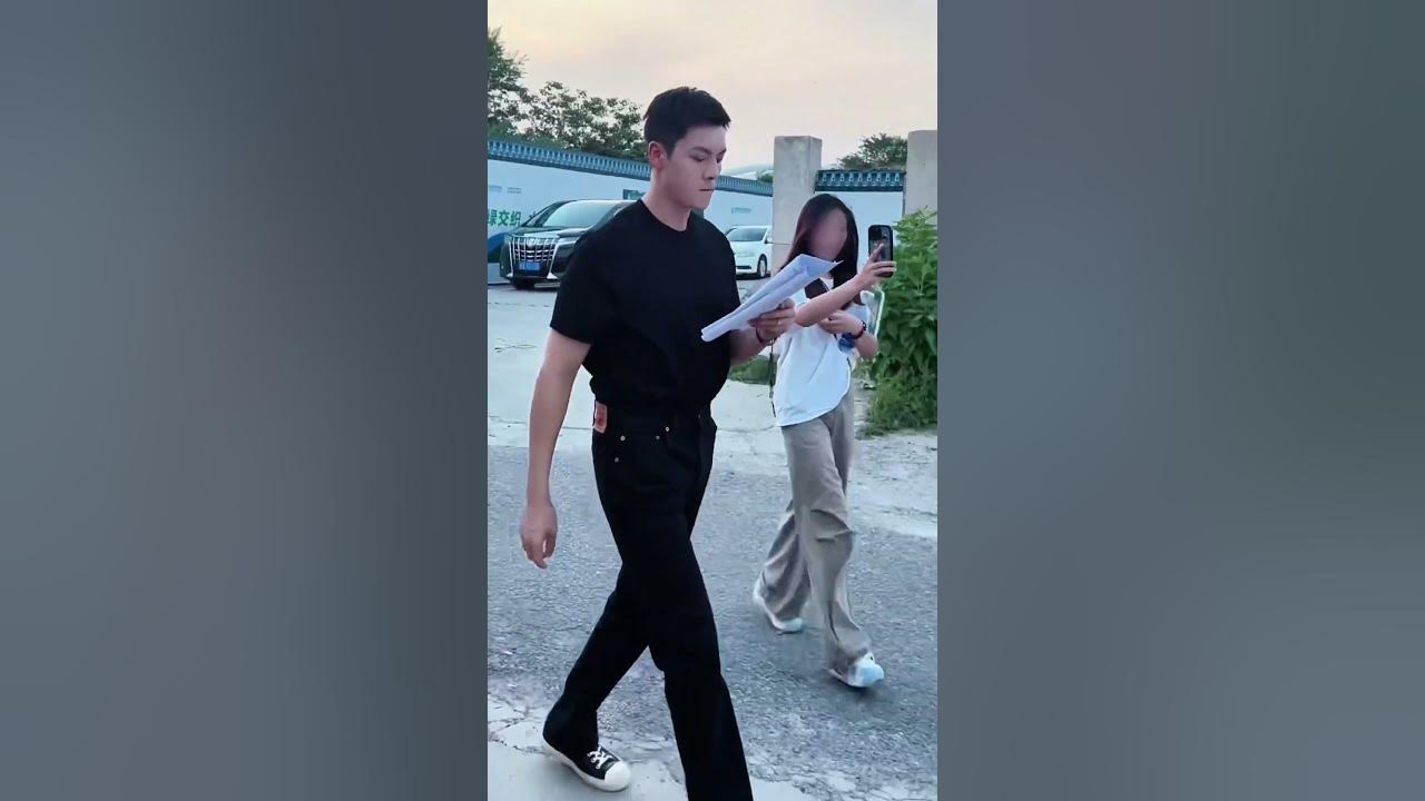 William Chan's new hairstyle look in“Love's Ambition”He is reading script carefully 陈伟霆许我耀眼路透，新 ...