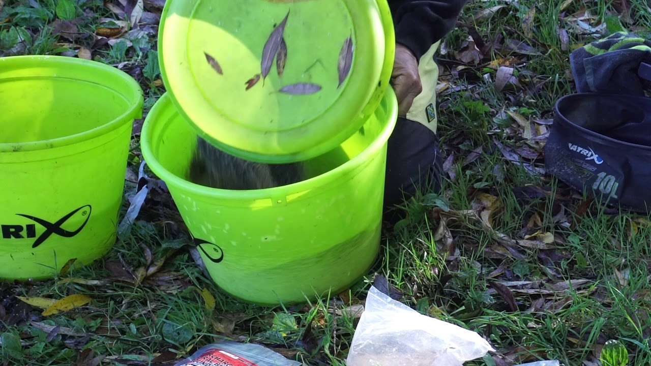 How To Mix Groundbait with Mark Pollard - YouTube