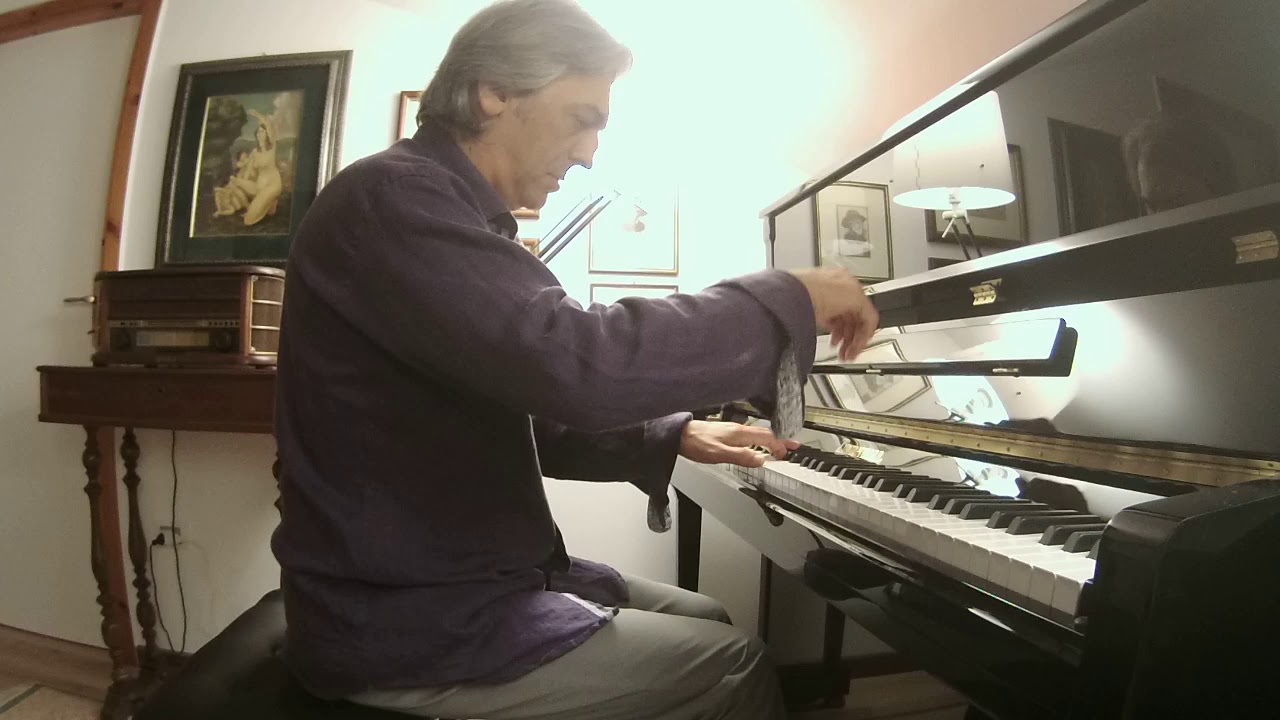 Chopin Nocturne in C minor pianista Enrico Vallone - YouTube