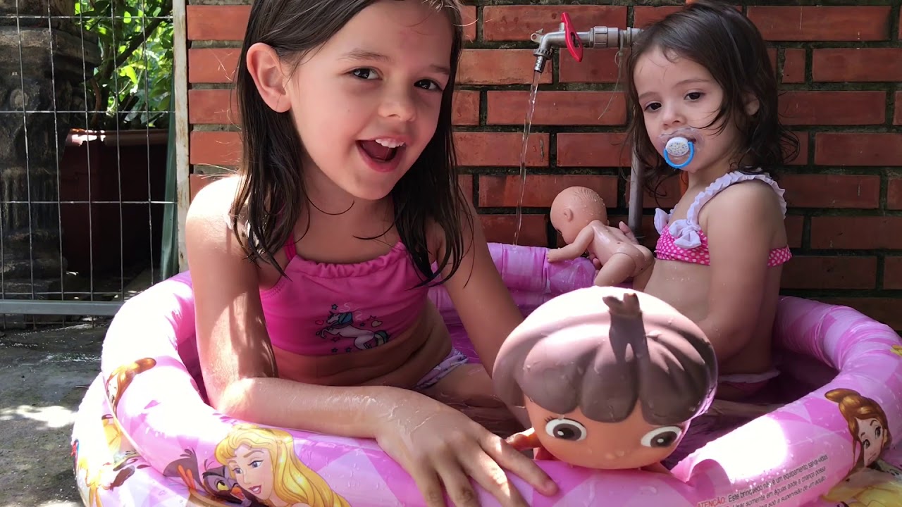 Brincando Na Piscina Com Minha Irmã Youtube