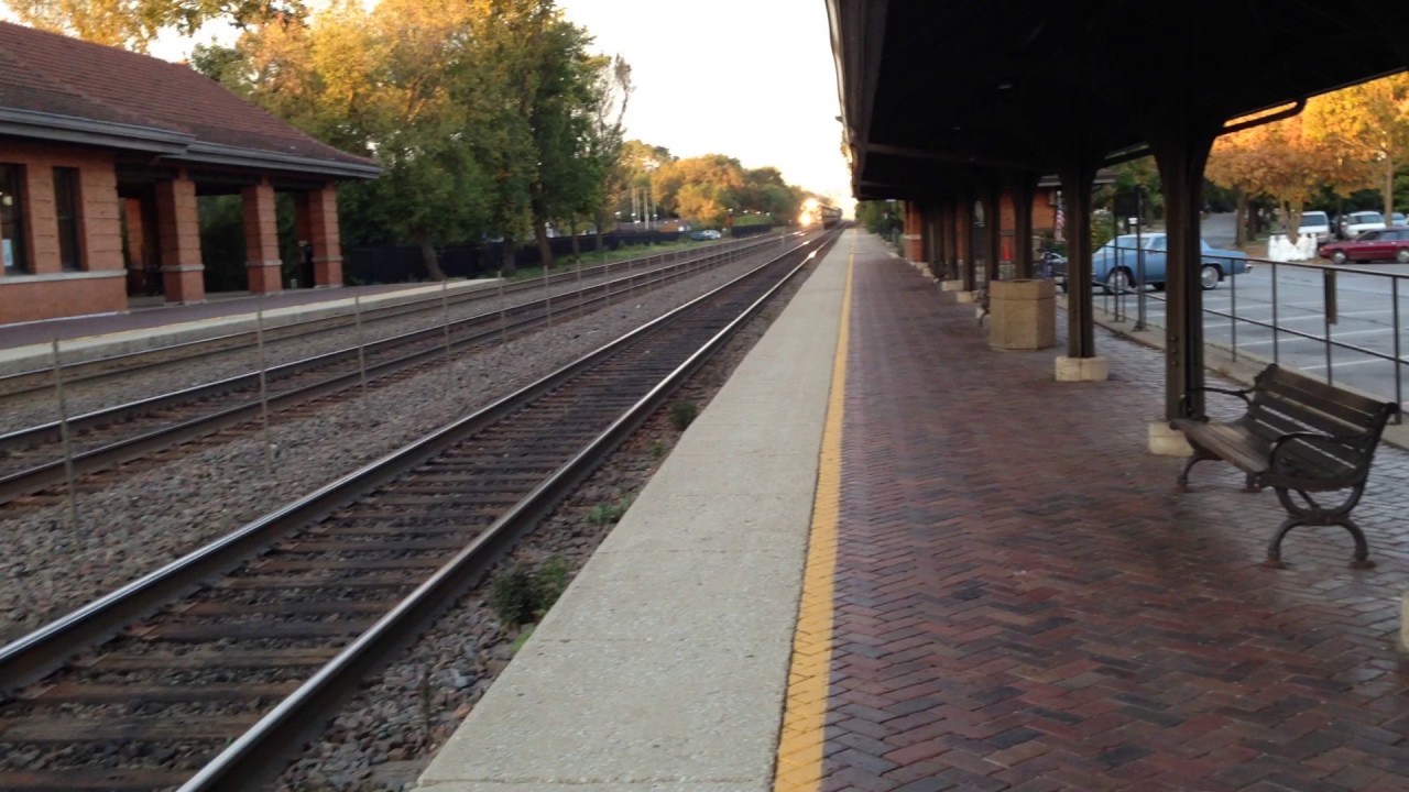 Inbound Metra 117 Express Passing Riverside IL - YouTube