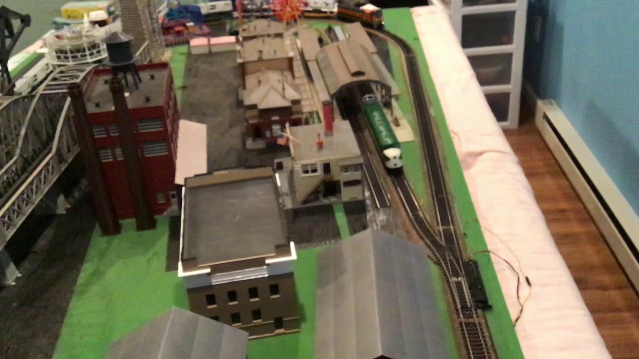 HO ATHEARN ROUNDHOUSE 50 FOOT FLAT CAR WITH 2 20 FOOT TRAILERS - YouTube