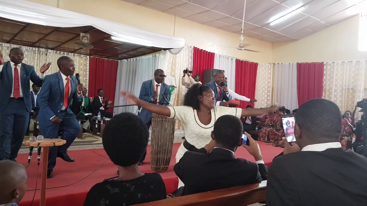 Chorale Hoziyana - EAR BYUMBA - Barahimbaza Imana neza - YouTube