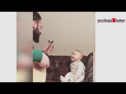 'Bil oğlum' türküsünü hayranlıkla dinleyen bebek